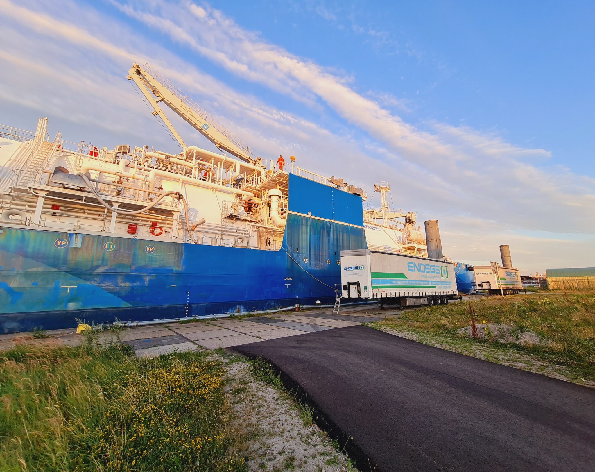 Degassing and purging of LNG tanks