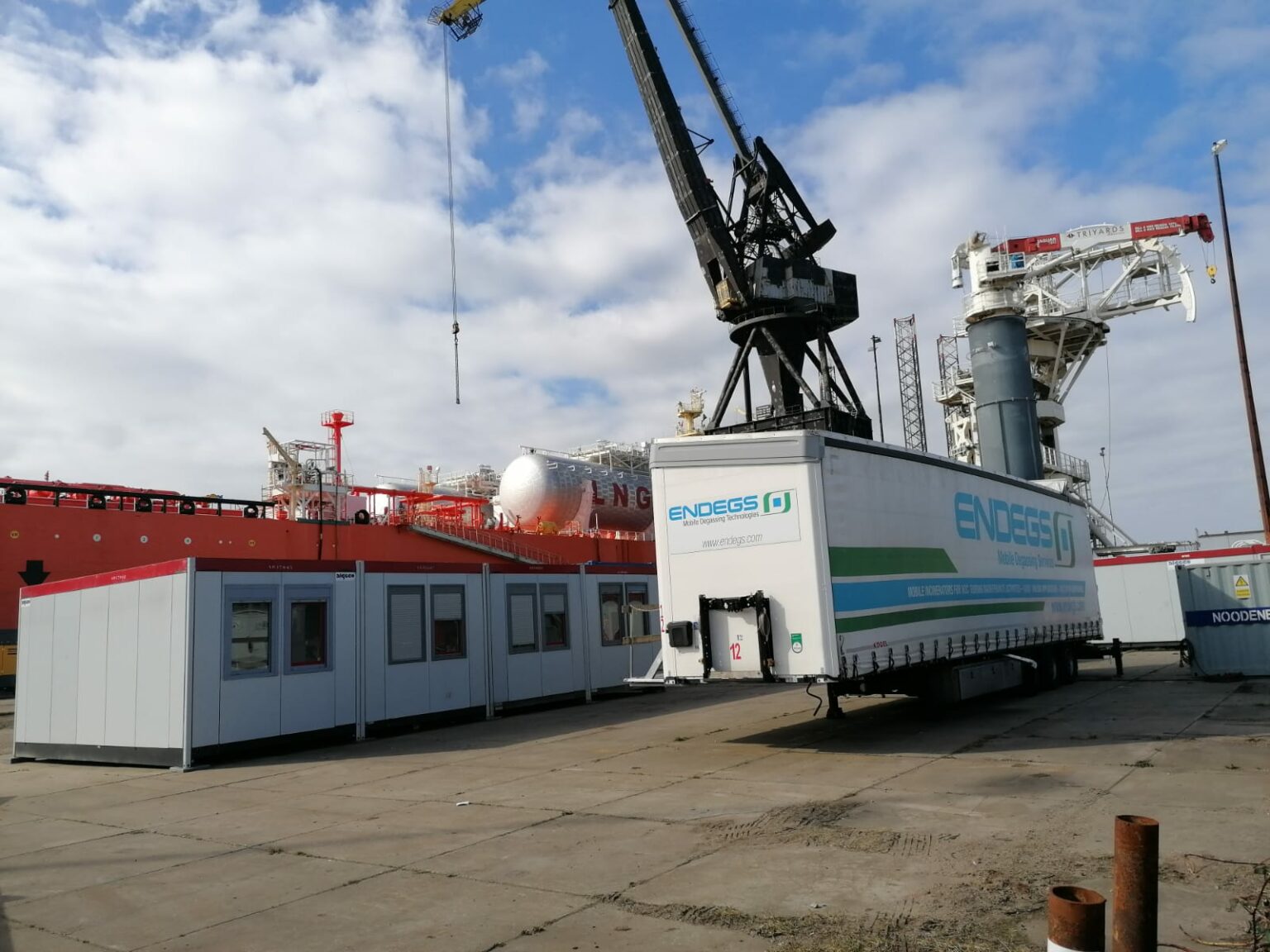 Degassing and purging of LNG tanks