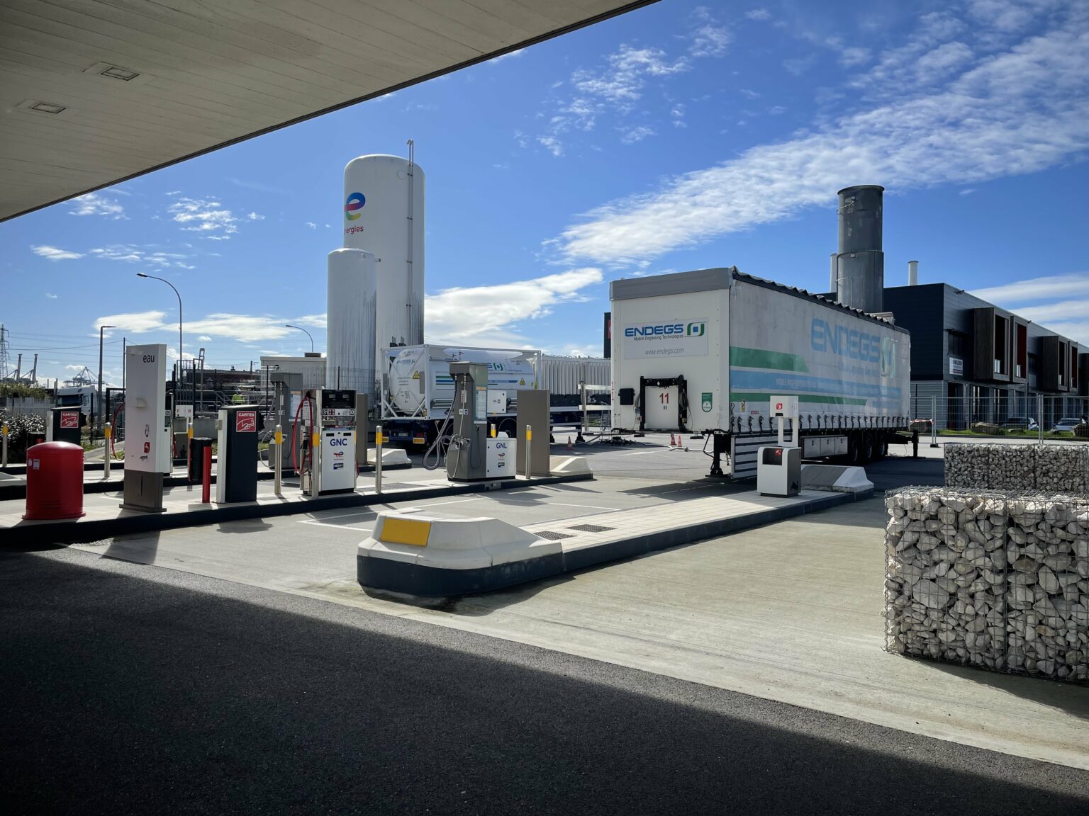 Degassing and purging of LNG tanks