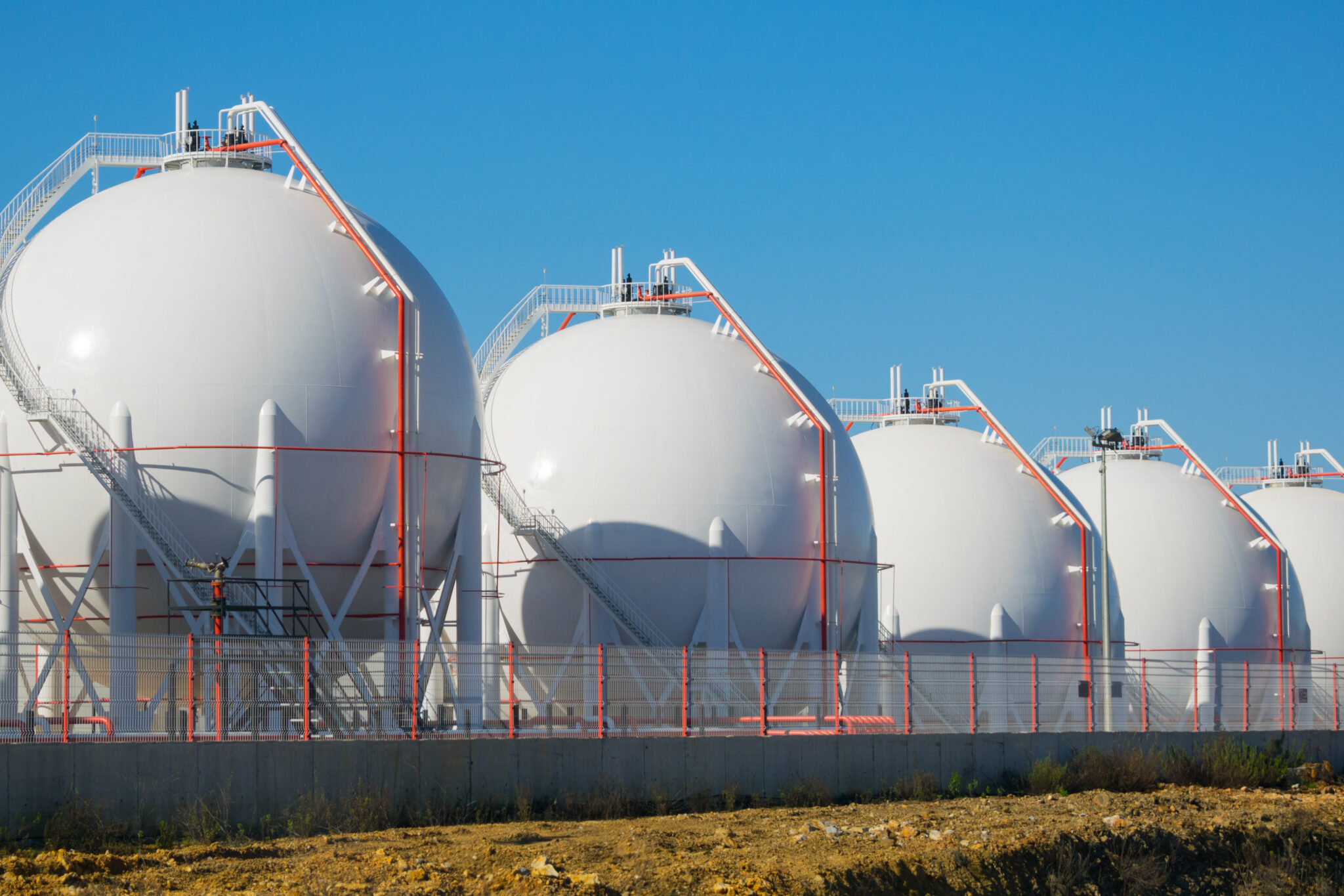Degassing and purging of LNG tanks